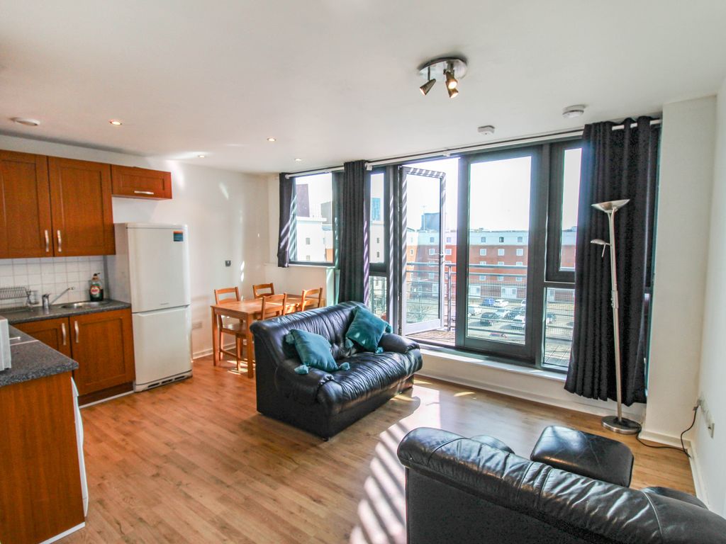 2 bed flat to rent in City South, Manchester M15, £1,250 pcm - Zoopla