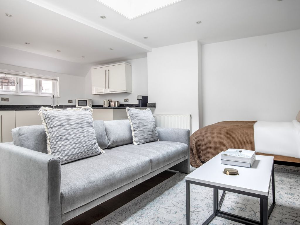 Studio to rent in St. James's, London SW1H, £2,520 pcm - Zoopla