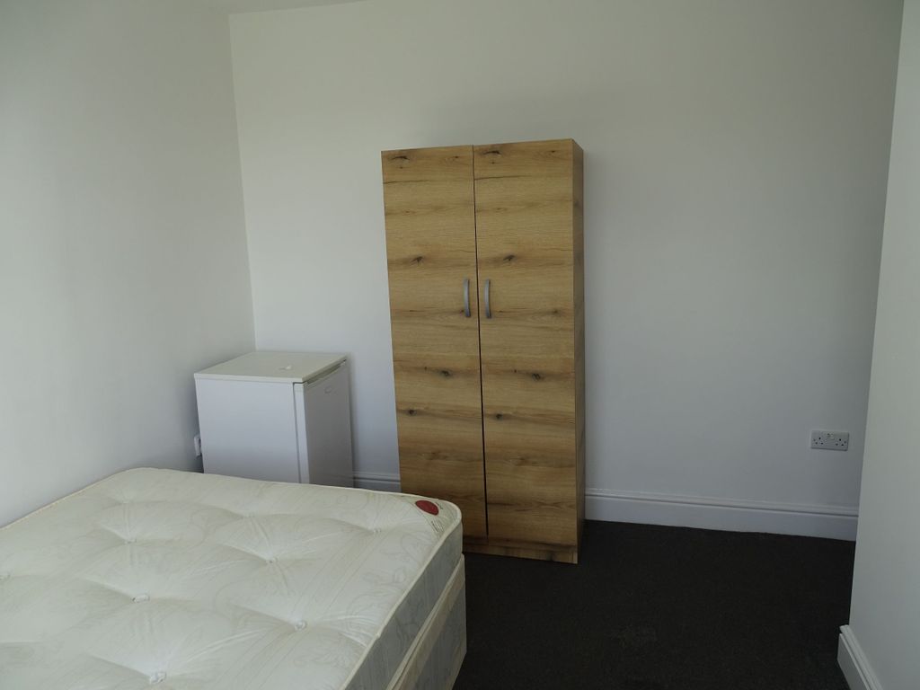 Room to rent in Windmill Lane, Greenford UB6 - Zoopla