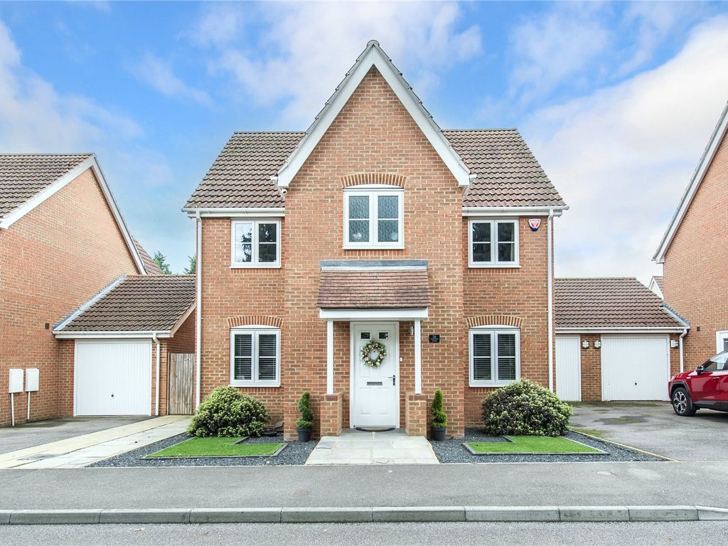 4 bed detached house for sale in Cranford Close, Rainham, Kent ME8 - Zoopla