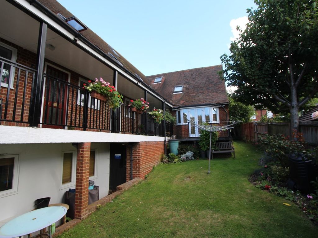 2 bed flat to rent in Hamble Lane, Hamble, Southampton SO31 - Zoopla