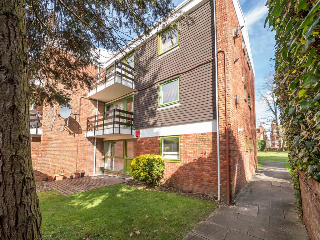 2 bed flat for sale in Parkside Road, Reading RG30 - Zoopla