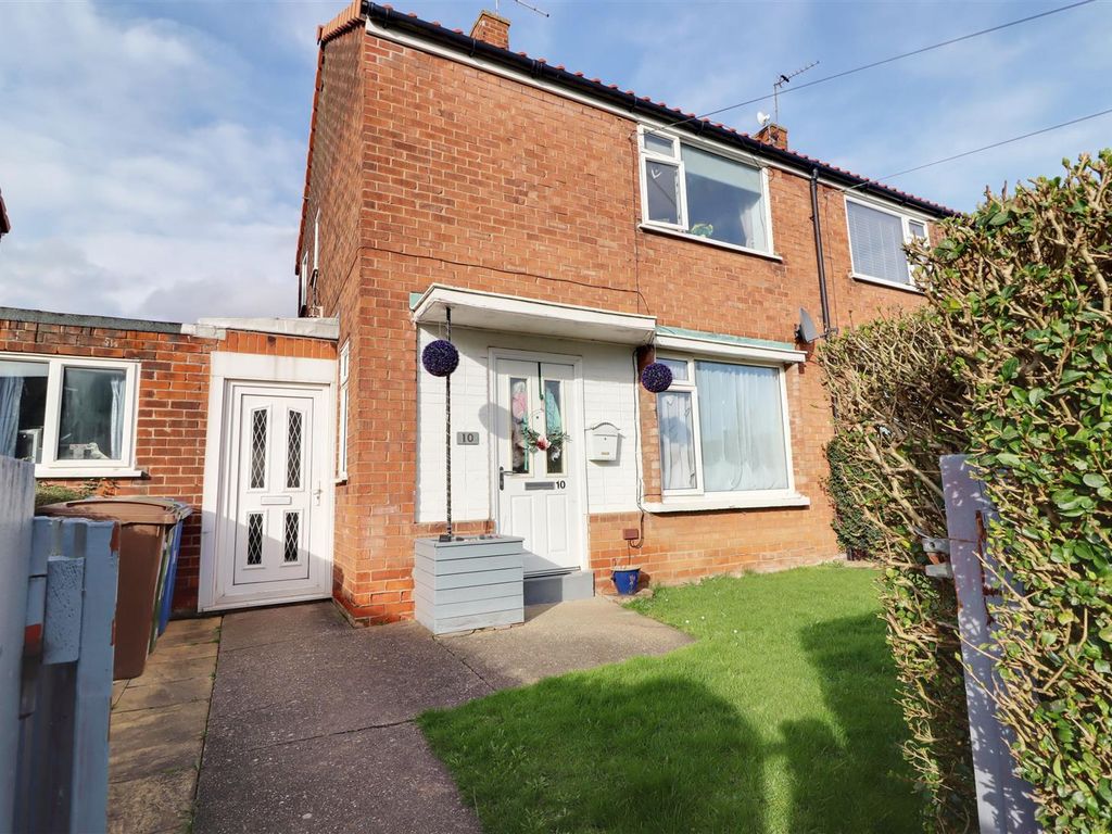 2 Bed Semi Detached House For Sale In All Saints Close Hessle Hu13 £