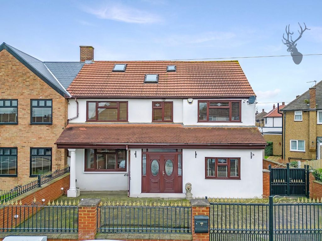 5 Bed Detached House For Sale In Freshwell Avenue Chadwell Heath