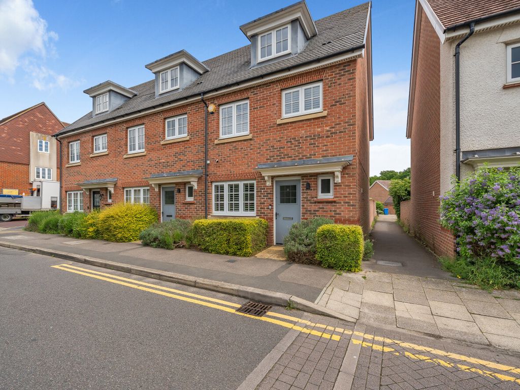 4 Bed Detached House For Sale In Sparrowhawk Way Bracknell Berkshire