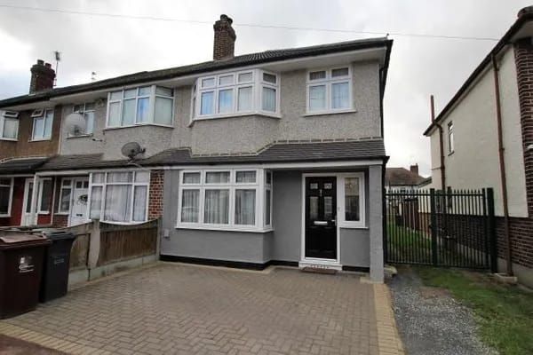 3 Bed Terraced House To Rent In Charlotte Road Dagenham Rm10 £2 400