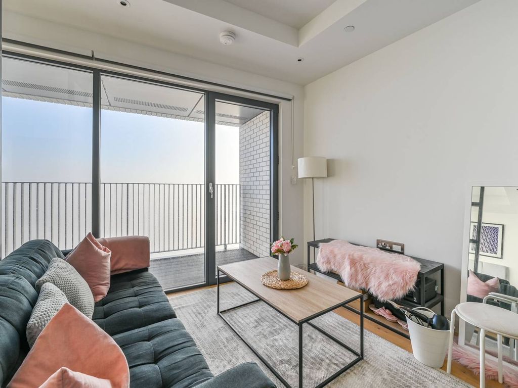 Studio to rent in Corson House, London City Island, Canary Wharf E14 ...