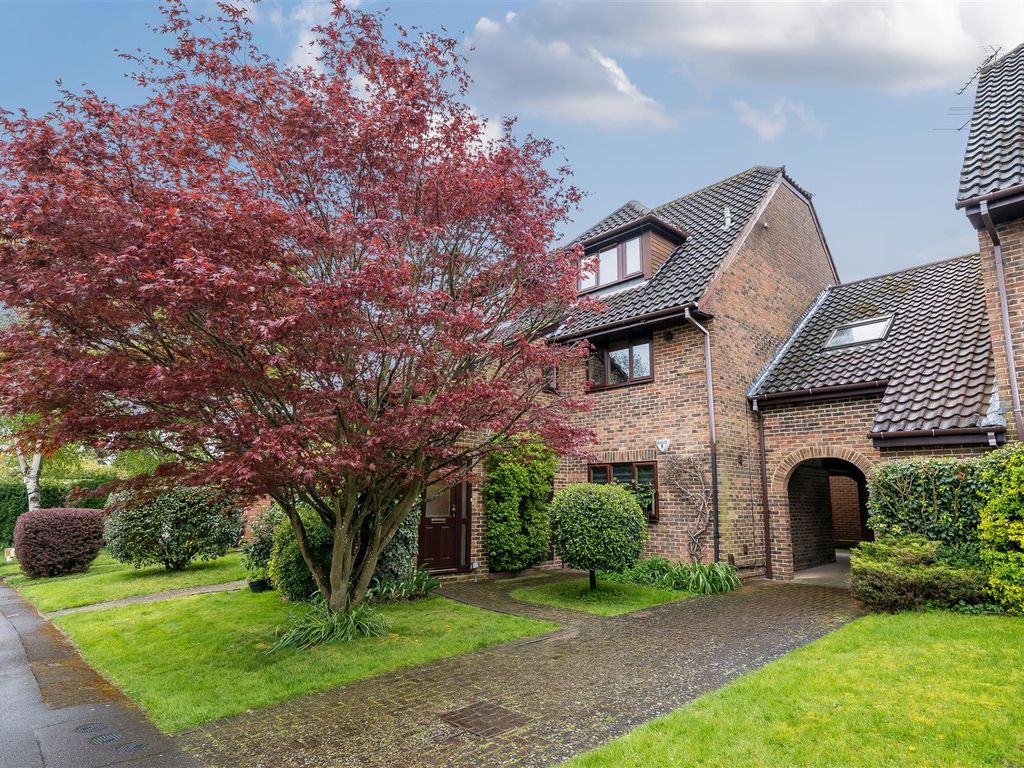 2 Bed Maisonette For Sale In Marlborough Court Wiltshire Drive