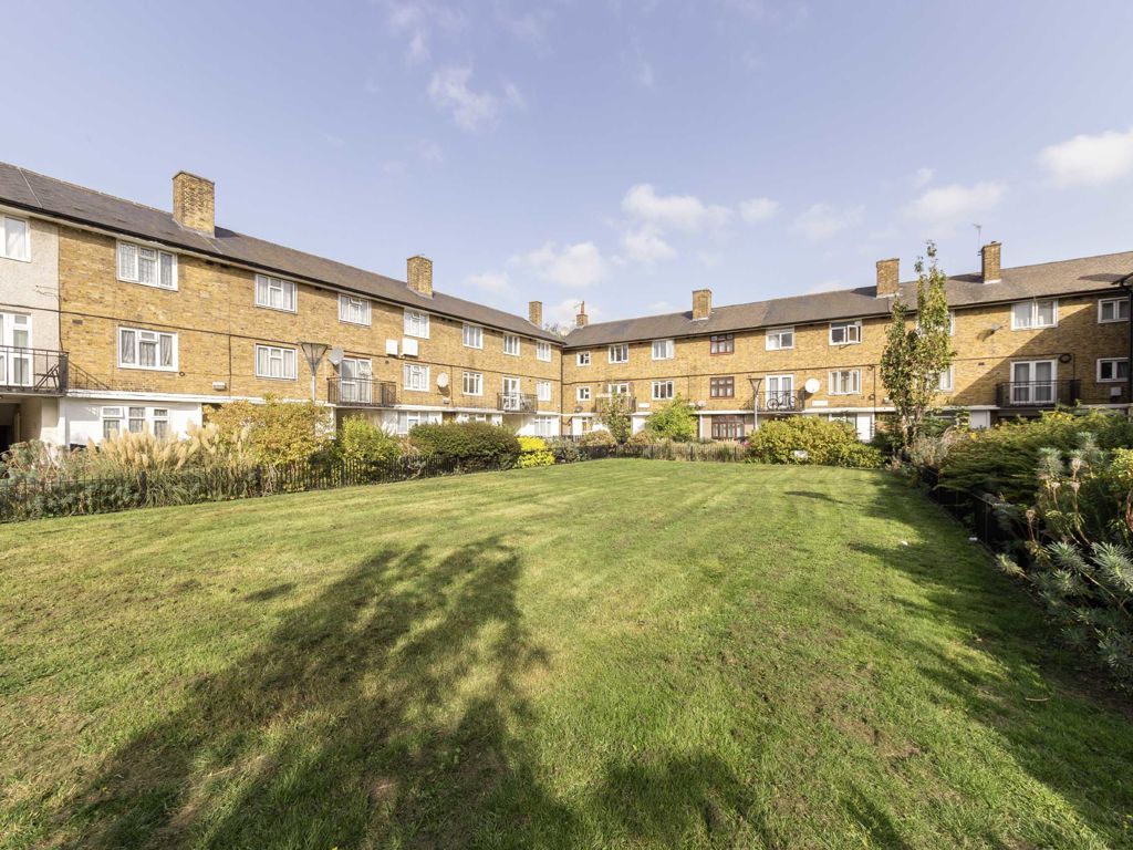 3 bed flat to rent in Elizabeth Close, London E14, £2,297 pcm - Zoopla