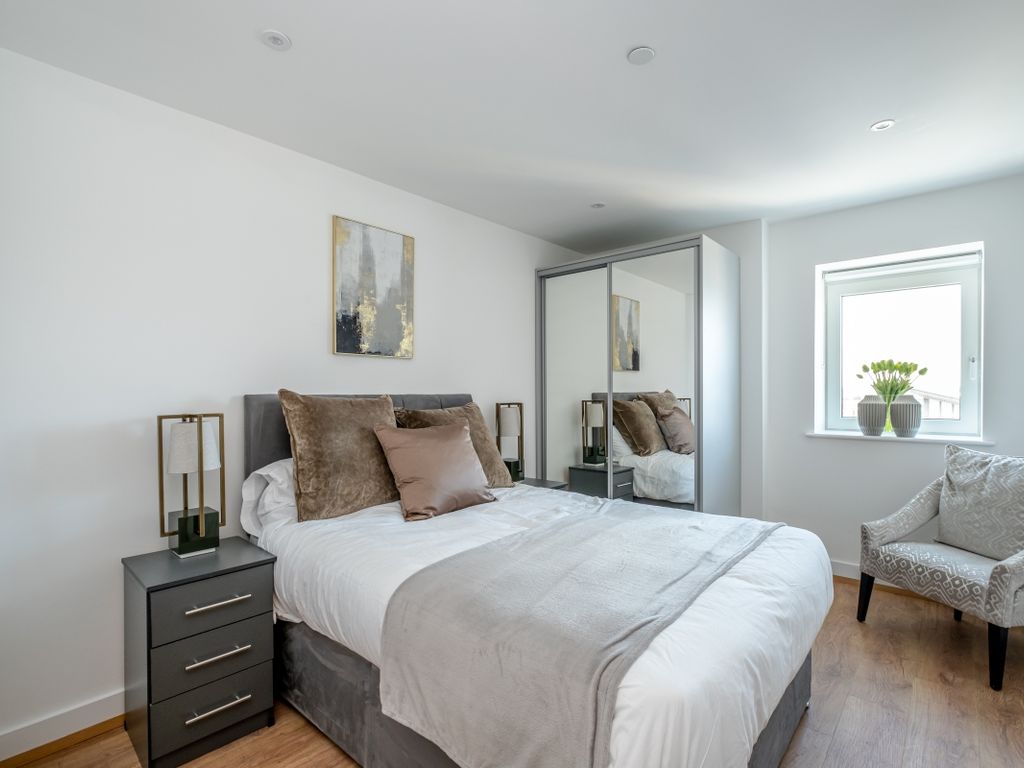 2 bed flat to rent in Mast Quay, London SE18, £2,500 pcm - Zoopla