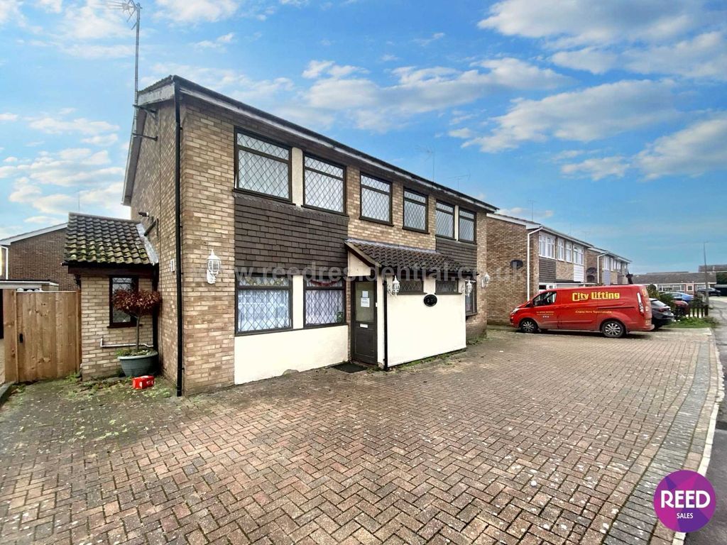 8 Bed Detached House For Sale In Dorset Gardens Rochford Ss4 £850 000