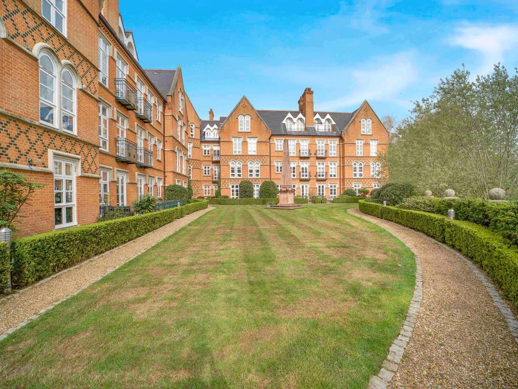 2 bed flat to rent in Gillespie House, Holloway Drive, Virginia Water ...