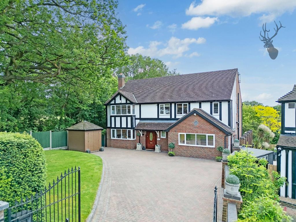 4 Bed Detached House For Sale In The Charter Road Woodford Green Ig8