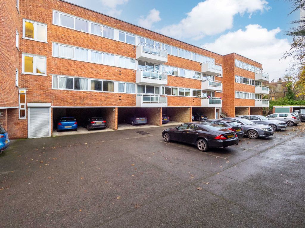 2 bed flat to rent in Brighton Road, Sutton, Surrey SM2, £1,700 pcm ...