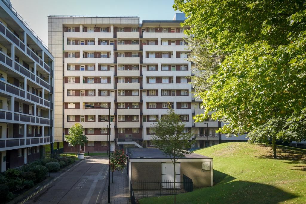 4 bed flat to rent in Hallfield Estate, London W2, £3,796 pcm - Zoopla