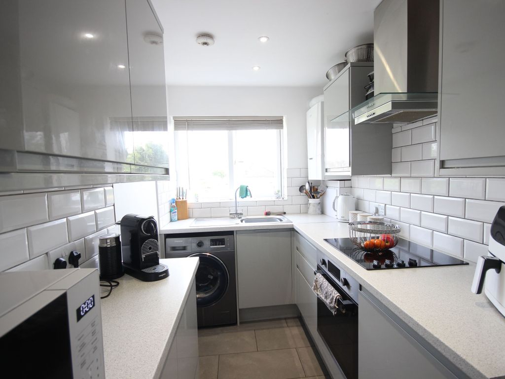 3 bed flat to rent in Barham Court, Church Lane, Bromley BR2, £1,650 ...