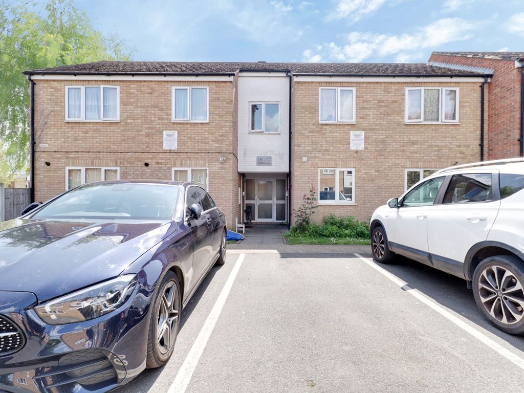2 bed flat for sale in Gidea Close, South Ockendon RM15 - Zoopla