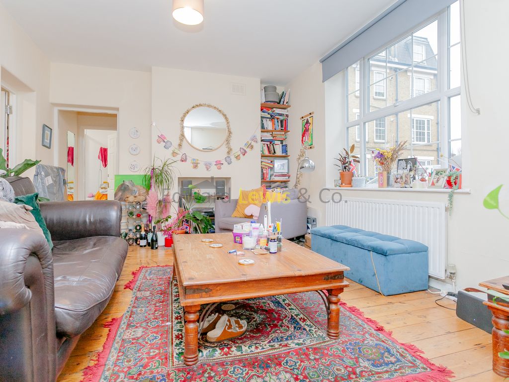 3 bed flat to rent in Cambridge Heath Road, London E2, £2,600 pcm - Zoopla