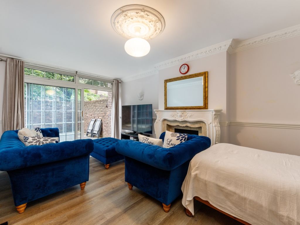 2 bed flat to rent in Manningford Close, London EC1V, £3,200 pcm - Zoopla