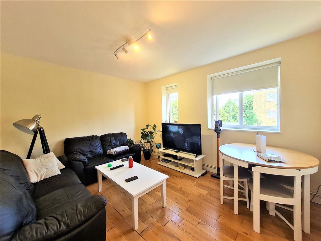 3 bed flat to rent in Lodsworth House, Dagnall Street, London SW11 - Zoopla