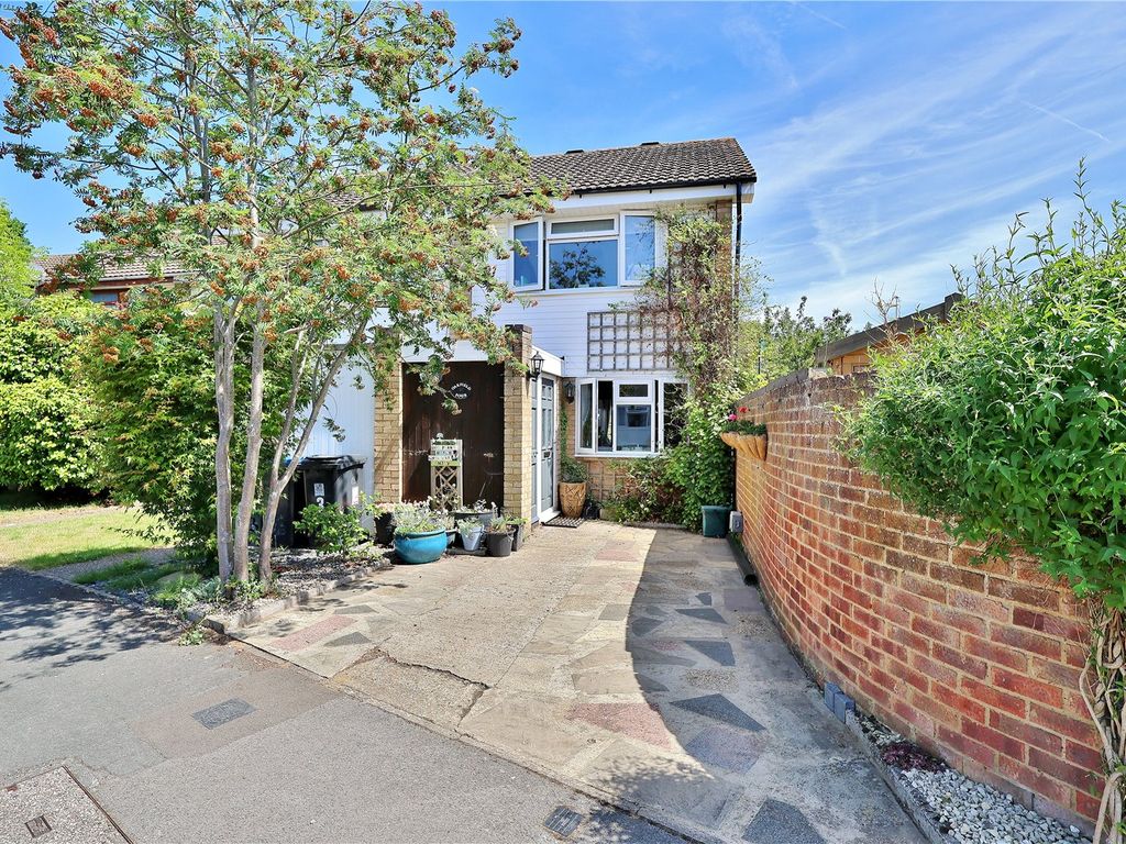 2 Bed End Terrace House For Sale In Oakfield Goldsworth Park Woking
