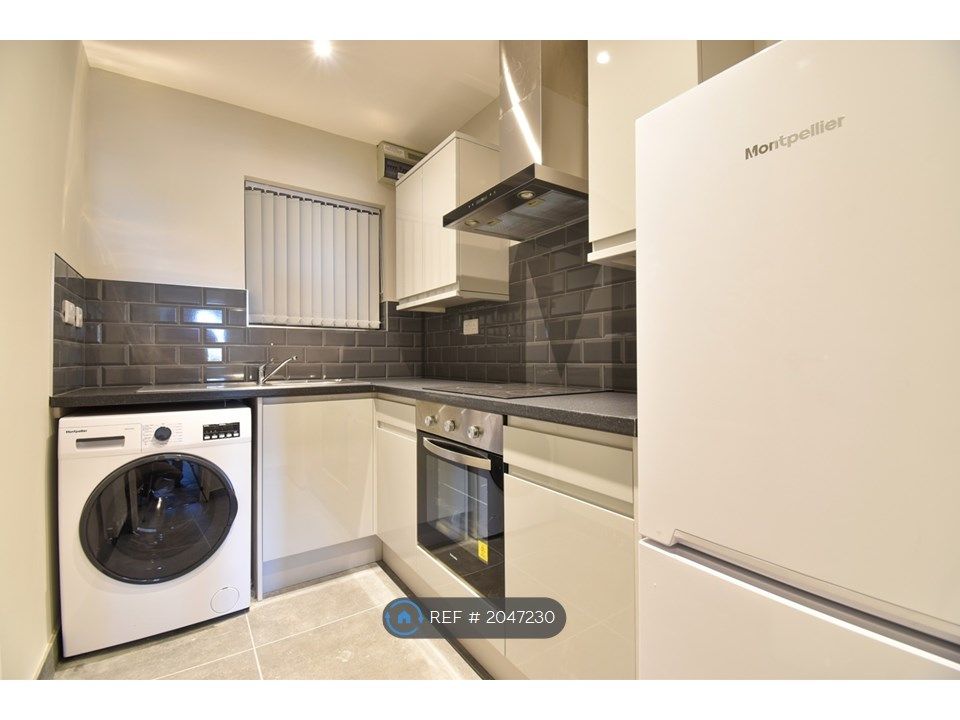 1 bed flat to rent in Henry Court, Rotherham S65, £595 pcm - Zoopla