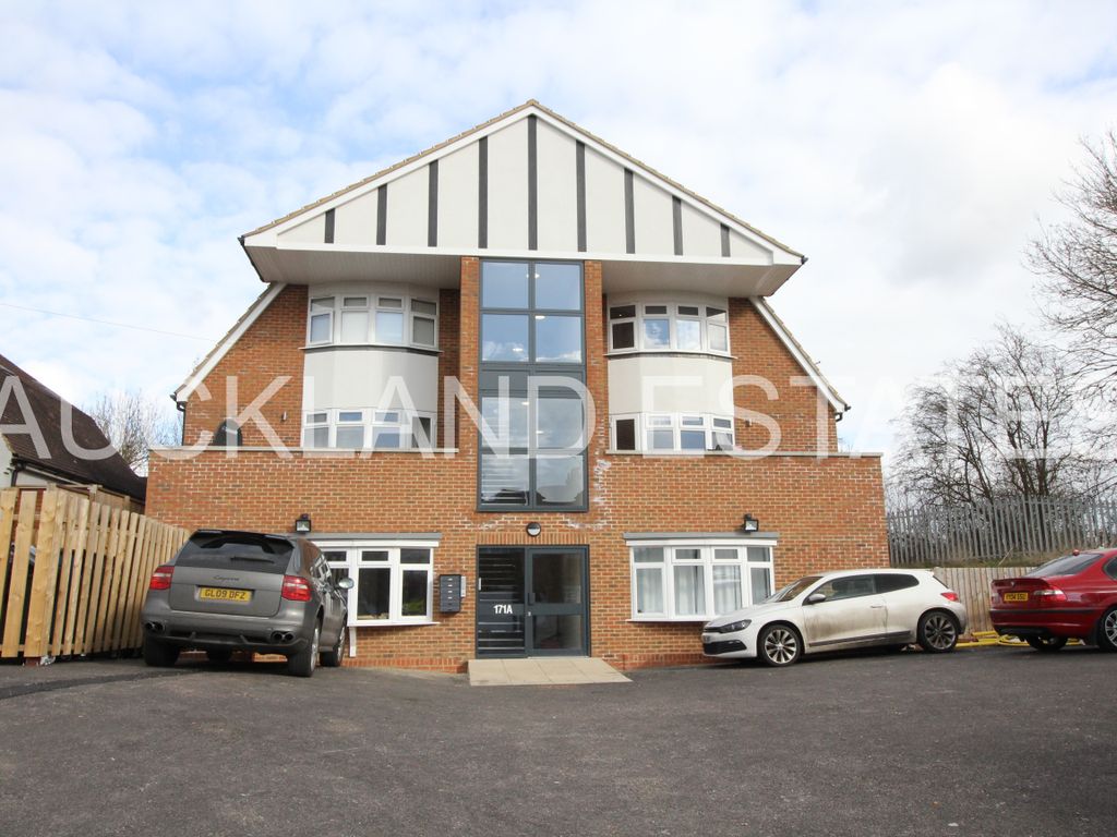 2 bed flat to rent in Mutton Lane, Potters Bar EN6, £1,775 pcm - Zoopla