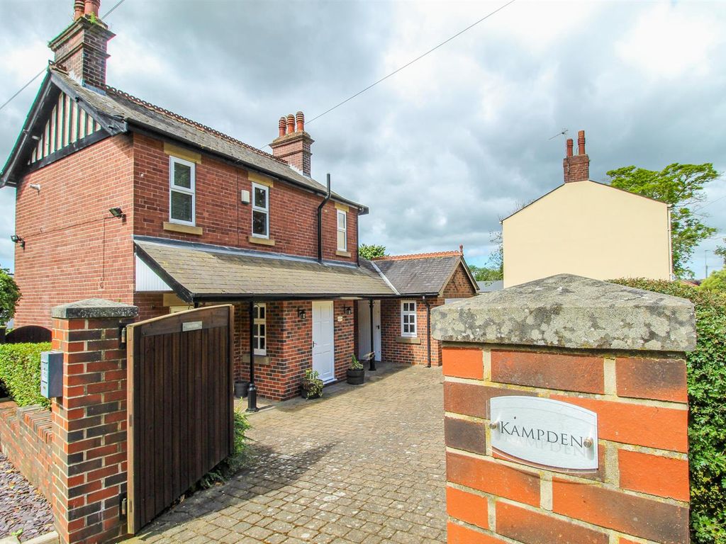 3 bed detached house for sale in Darrington Road, Pontefract WF8, £ ...