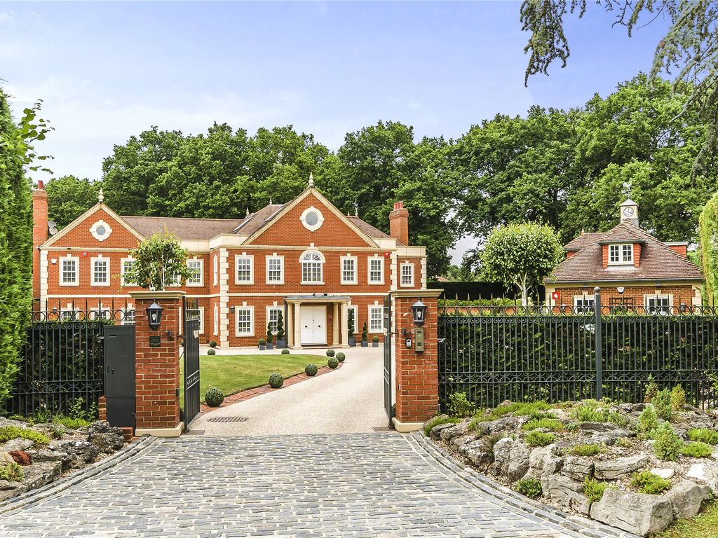 5 Bed Detached House For Sale In Wood Way Farnborough Park Br6 £