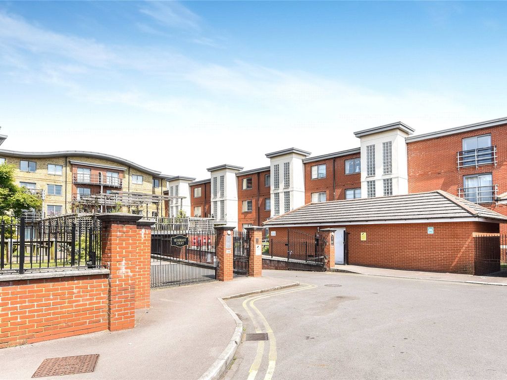 1 bed flat to rent in Quadrant Court, Jubilee Square, Reading ...