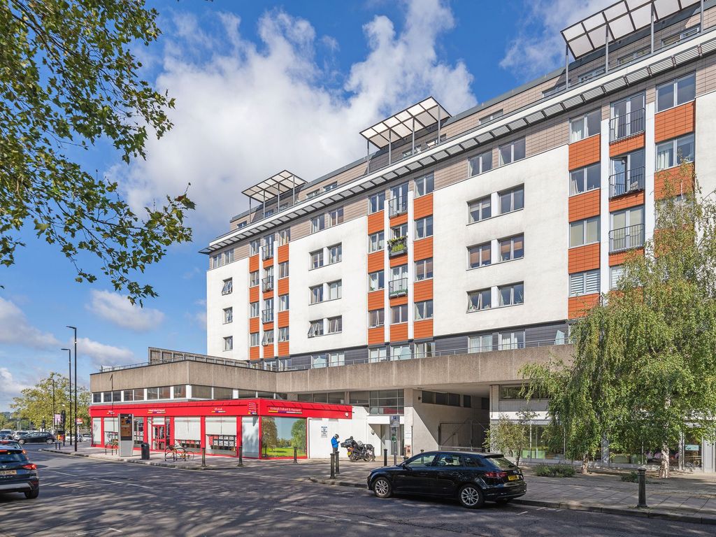 2 bed flat to rent in Albemarle Road, Lait House BR3, £1,900 pcm - Zoopla