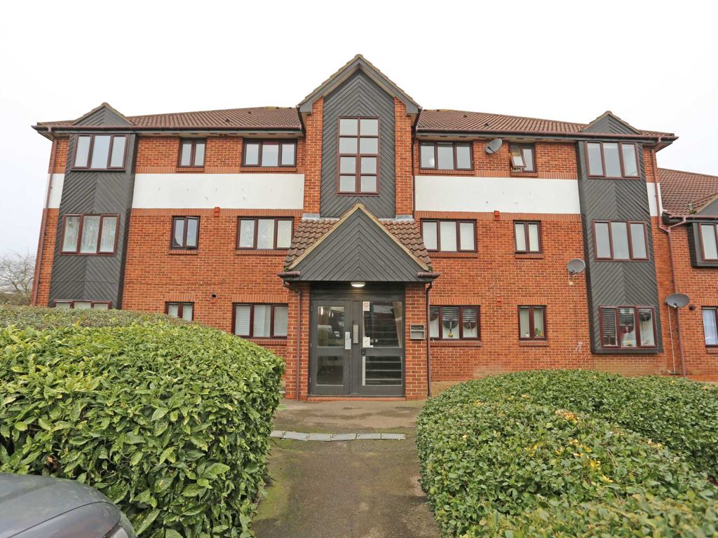 2 bed flat to rent in Brimfield Road, Purfleet On Thames RM19, £1,275 ...