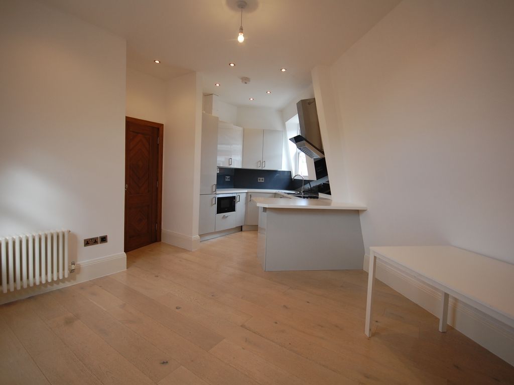 2 bed flat to rent in Chiswick High Road, Chiswick W4 - Zoopla