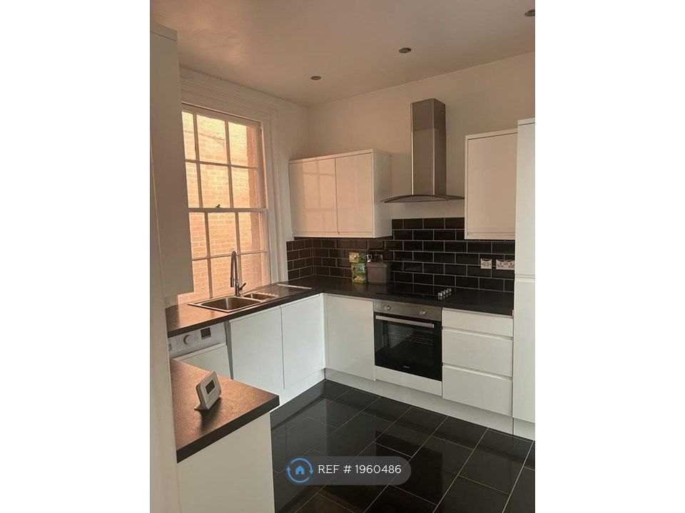 3 bed flat to rent in Goods Station Road, Tunbridge Wells TN1, £1,400 ...