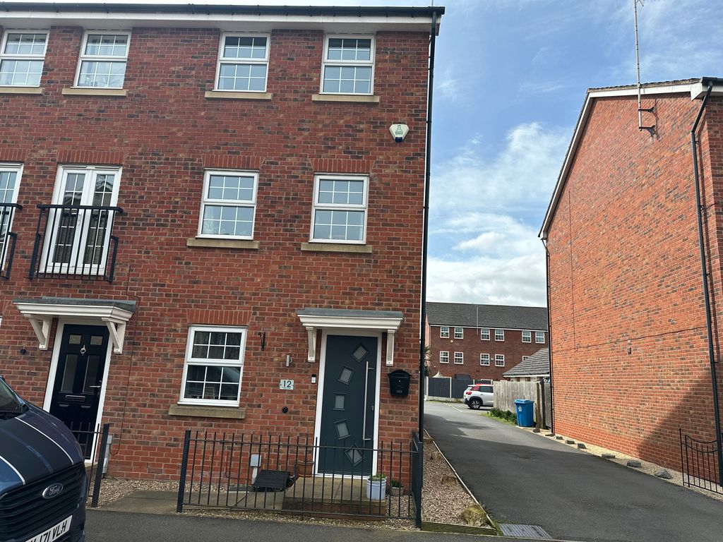 4 bed town house for sale in Pingle Close, Shireoaks, Worksop S81, £ ...