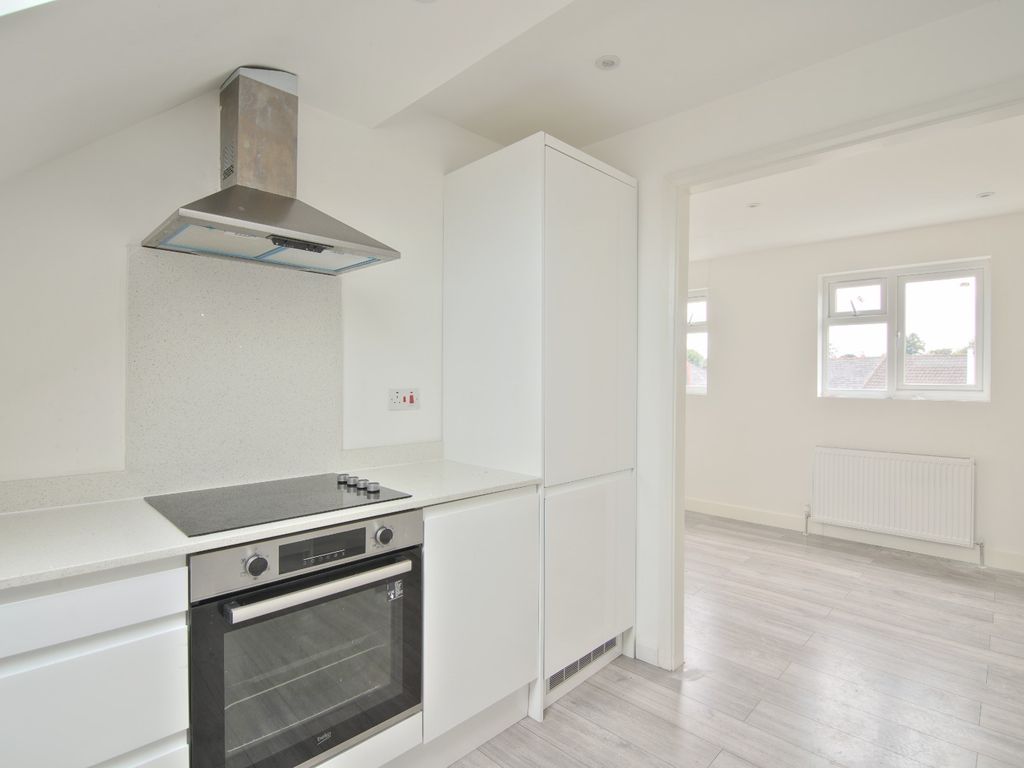 1 bed flat to rent in Langdale Avenue, Mitcham CR4, £1,350 pcm - Zoopla
