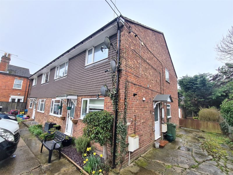 2 bed maisonette for sale in Oxenden Road, Tongham, Farnham GU10 - Zoopla