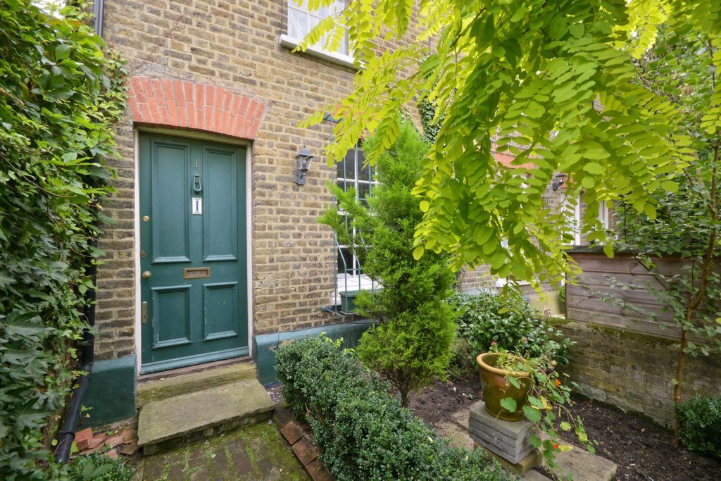 2 bed cottage to rent in Malthouse Passage, Barnes SW13, £2,500 pcm ...