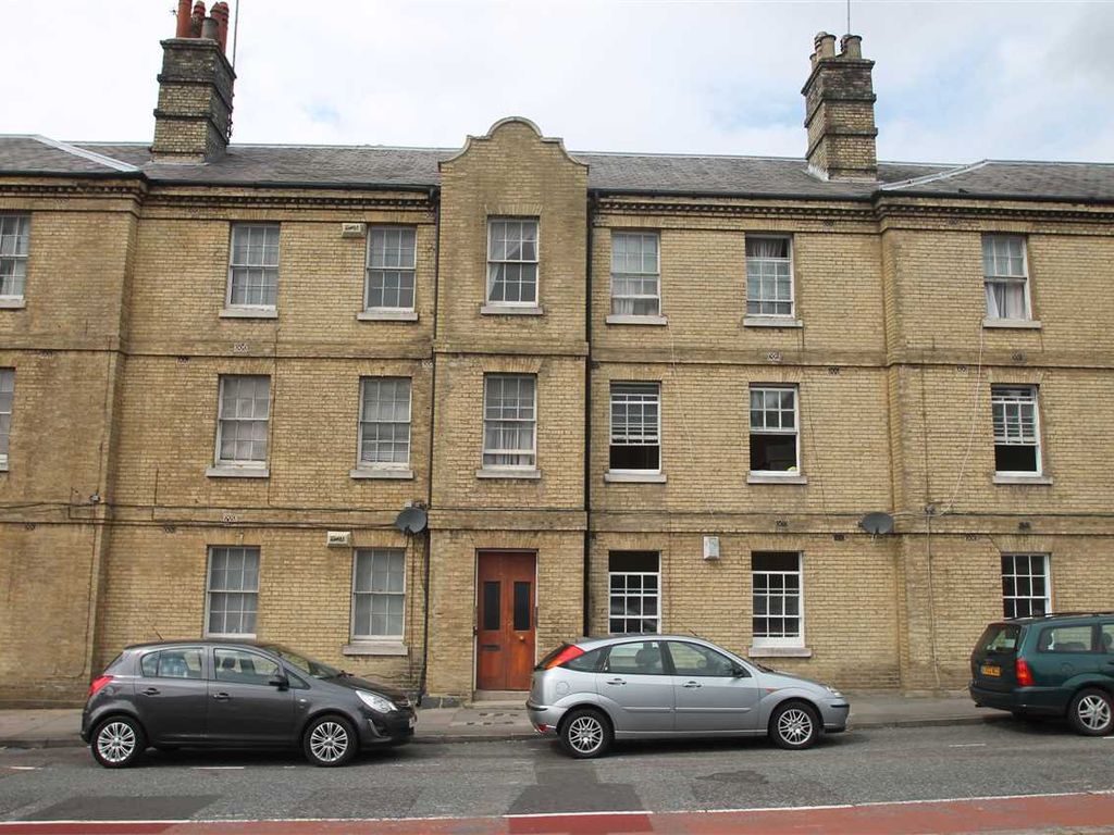 3 bed flat to rent in Dock Road, Chatham ME4, £1,200 pcm - Zoopla