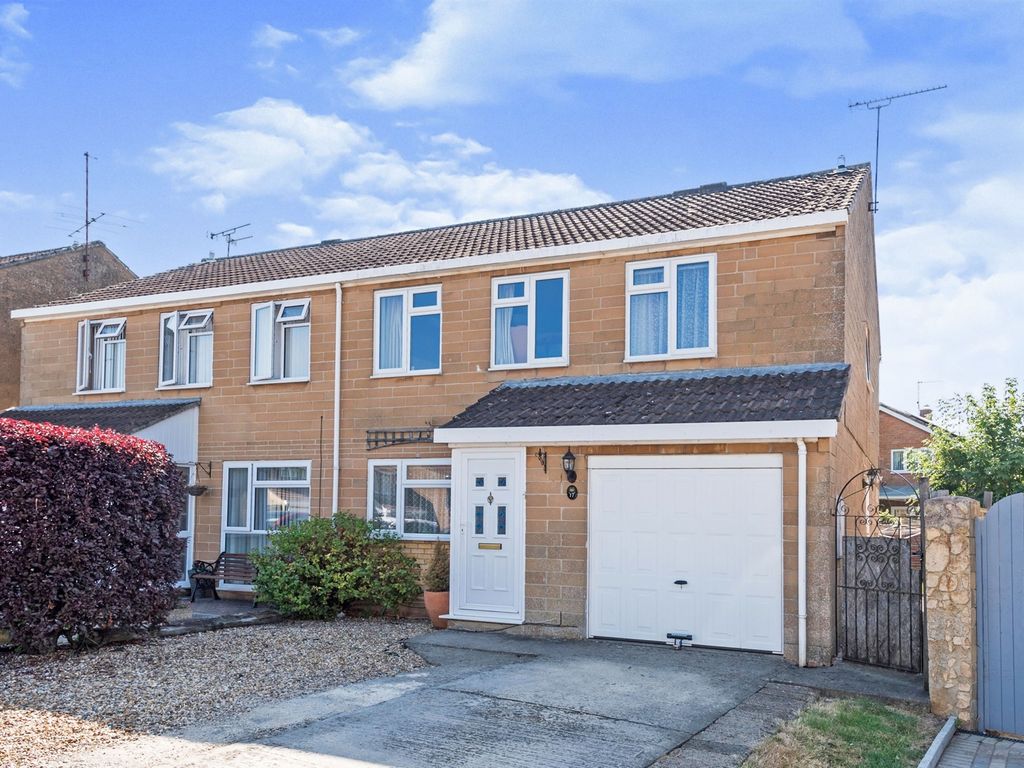4 Bed Semi Detached House For Sale In Turnham Green Freshbrook