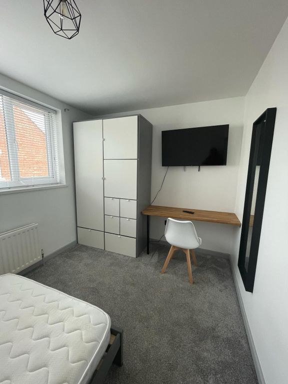 Room to rent in Gresham Road, Middlesbrough TS1, £425 pcm - Zoopla