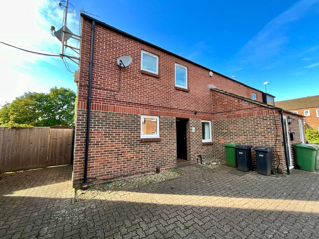 2 bed flat to rent in Ruskin Close, Didcot, Oxfordshire OX11, £1,250 ...