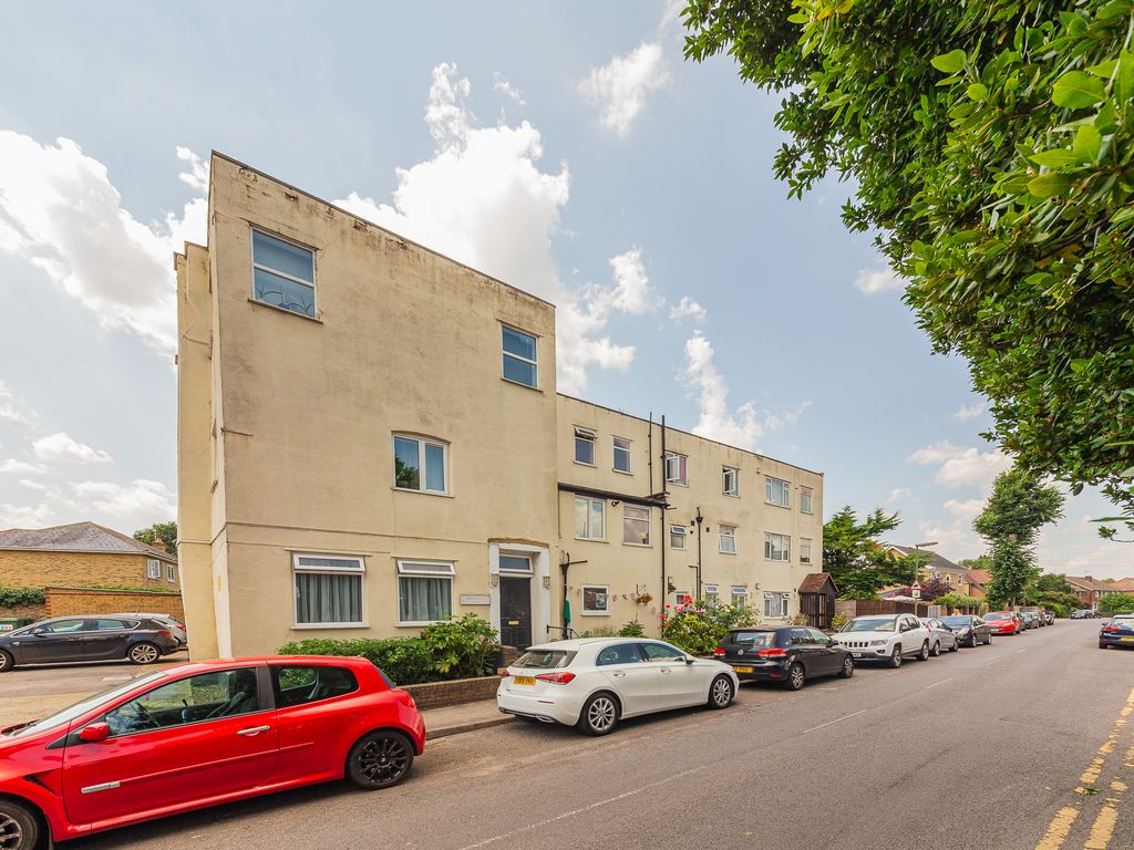 1 bed flat for sale in Moor Lane, Staines-Upon-Thames, Surrey TW18 - Zoopla