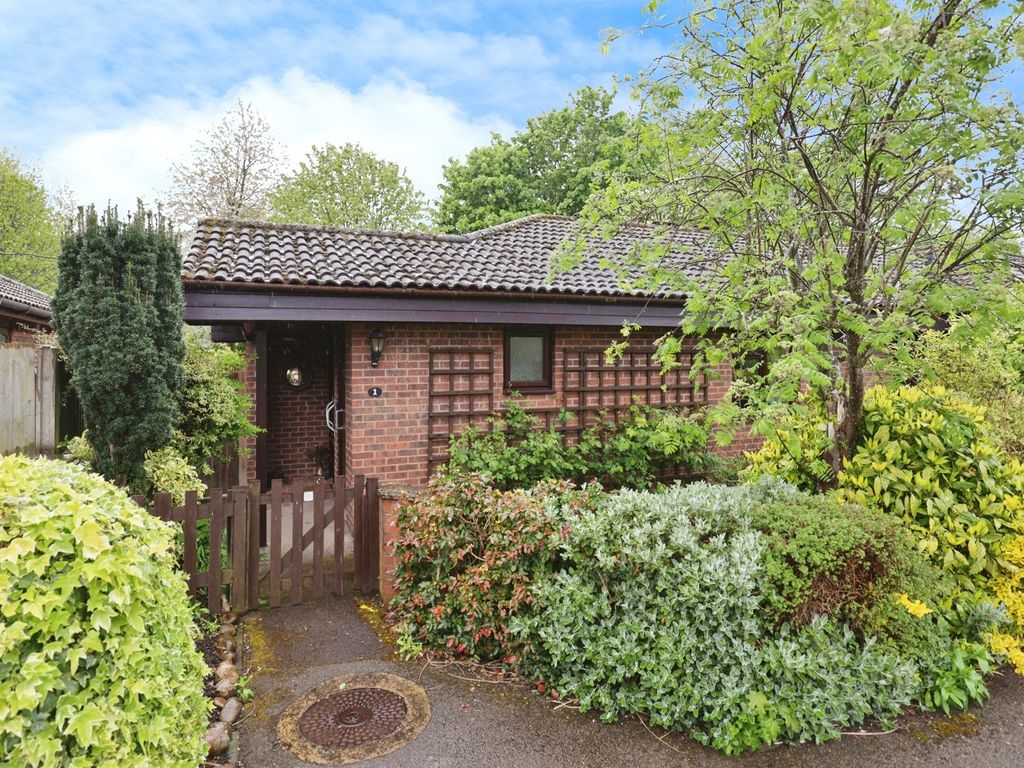 1 bed terraced bungalow for sale in Knights Lane, Tiddington, Stratford ...