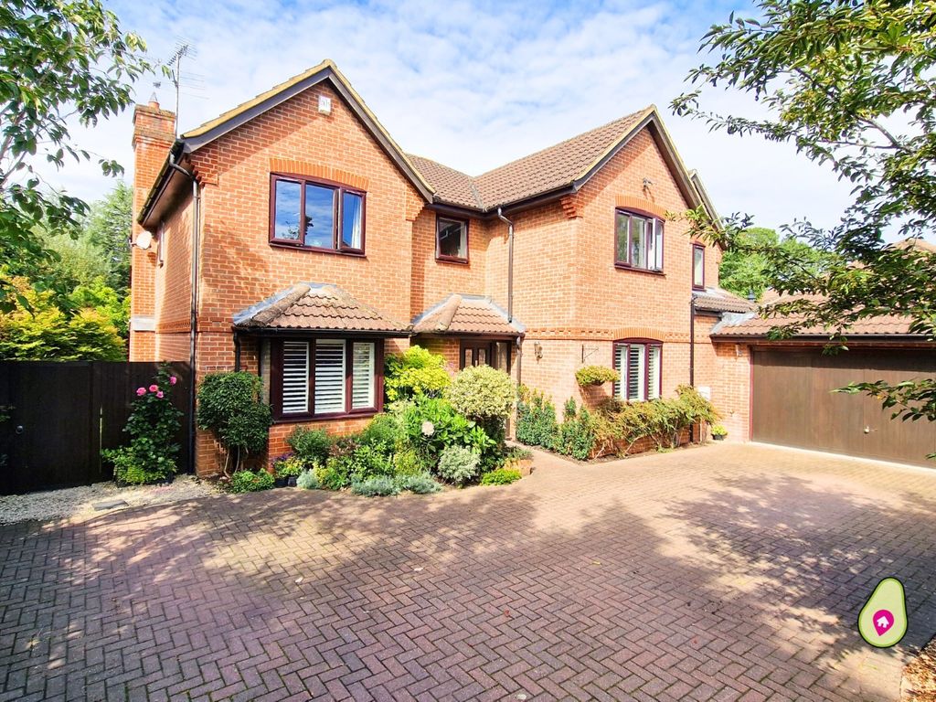 5 bed detached house for sale in Longmoor Close, Finchampstead ...