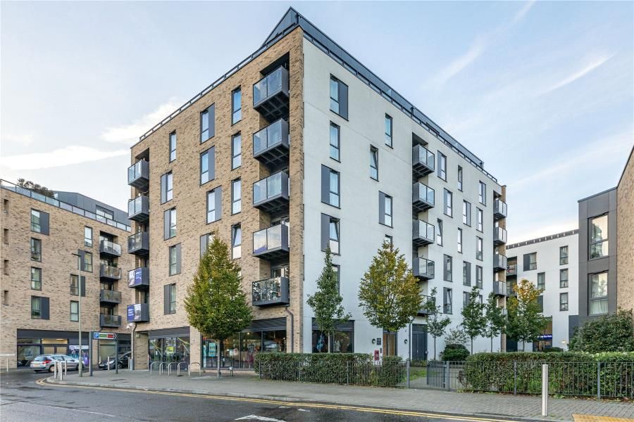 3 bed flat to rent in Garfield Road, Addlestone KT15, £1,600 pcm - Zoopla