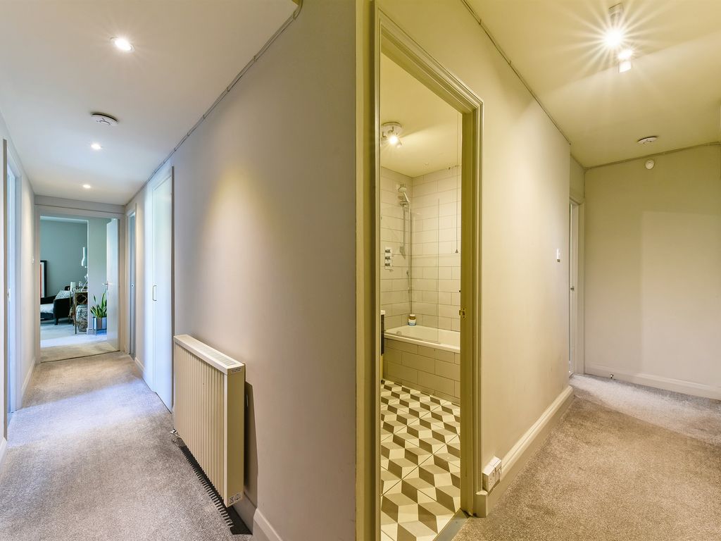 3 bed flat for sale in Grant Road, London SW11, £475,000 - Zoopla