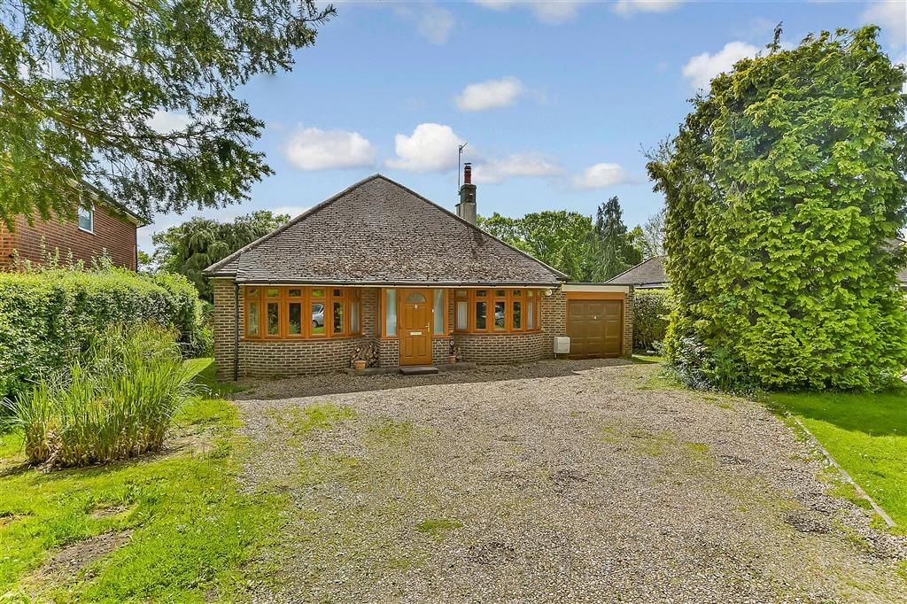 4 bed chalet for sale in Smallfield Road, Horne, Horley, Surrey RH6, £ ...