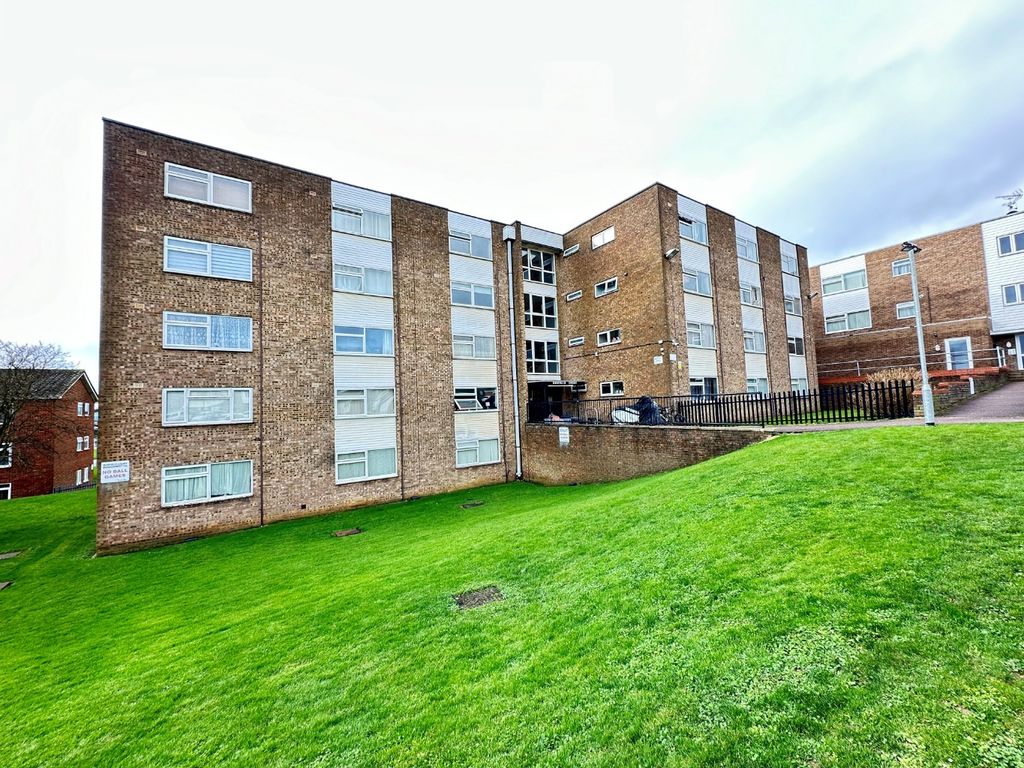1 Bed Flat To Rent In Handcross Road Luton Bedfordshire Lu2 £900 Pcm