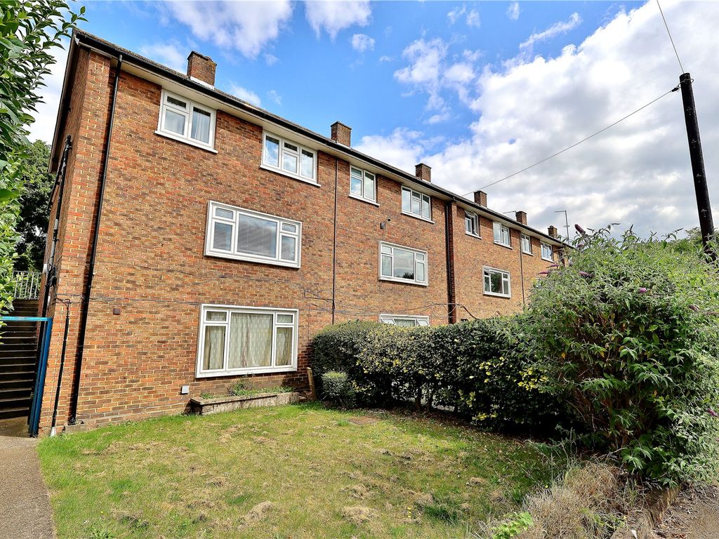 3 bed maisonette for sale in Sundridge Road, Woking, Surrey GU22, £ ...